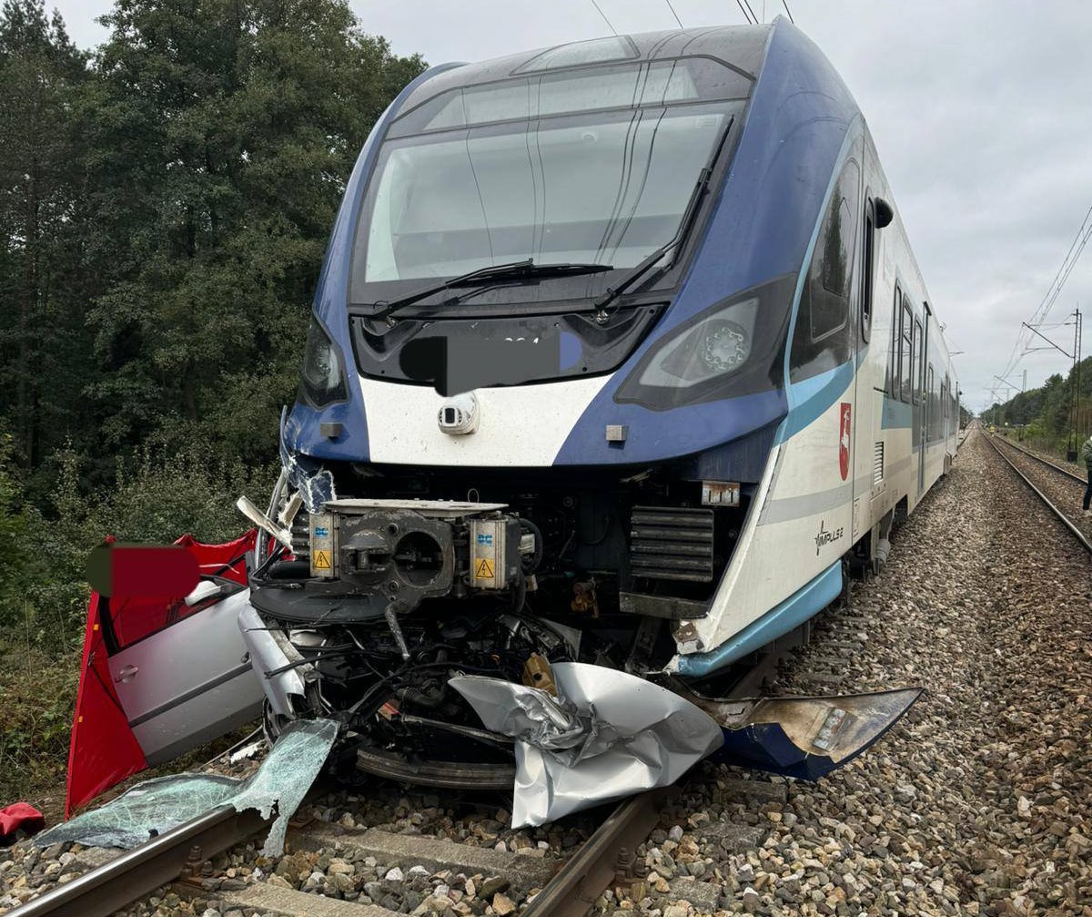 Tragiczny wypadek na przejeździe kolejowym. Osobówka wjechała pod pociąg, zginęła młoda kobieta